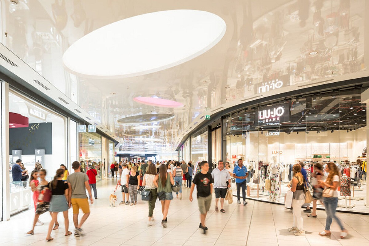 Impermeabilizzazione del tetto del centro commerciale La Cartiera di ...