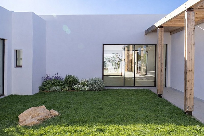 Villa Neutra a Formentera: architettura mediterranea e sistemi in ...
