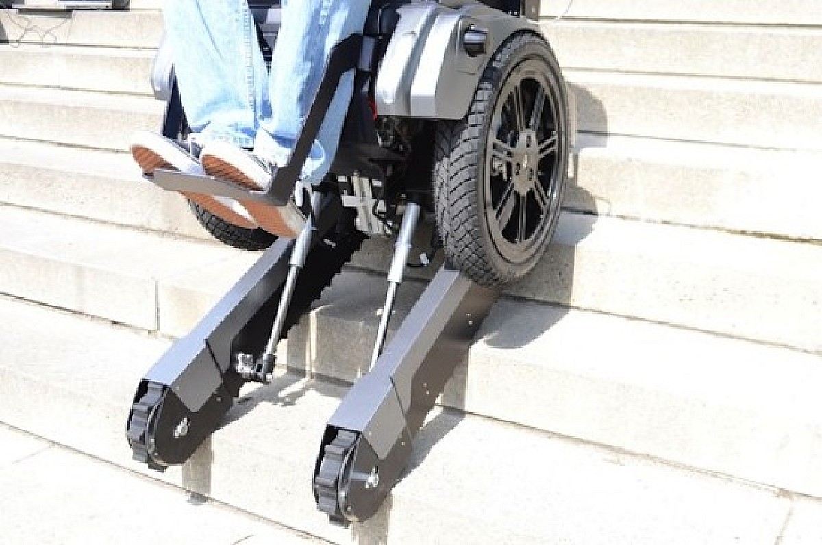 Addio ai montascale! Ecco la sedia a rotelle cingolata [VIDEO] | Build News